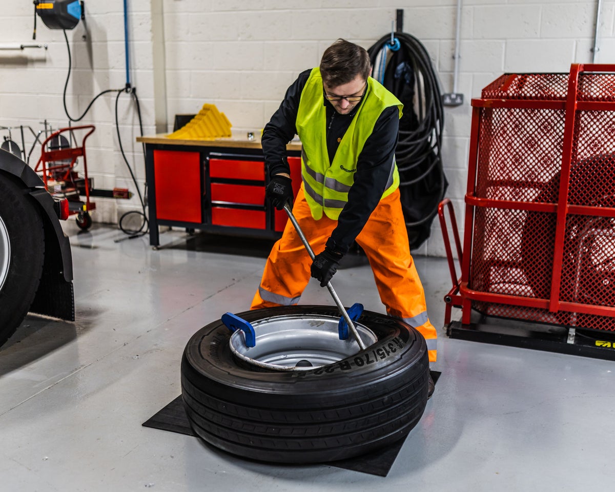 Workshop truck tyre fitting | Continental tyres